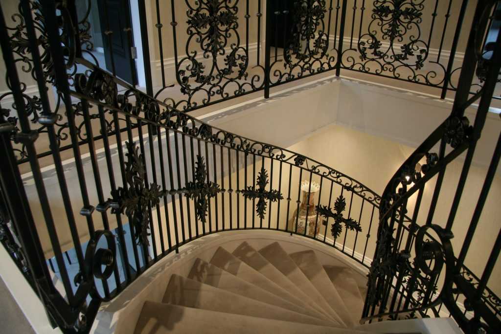 Moderne metalen trapleuningen interieur op maat gemaakte trappen ...