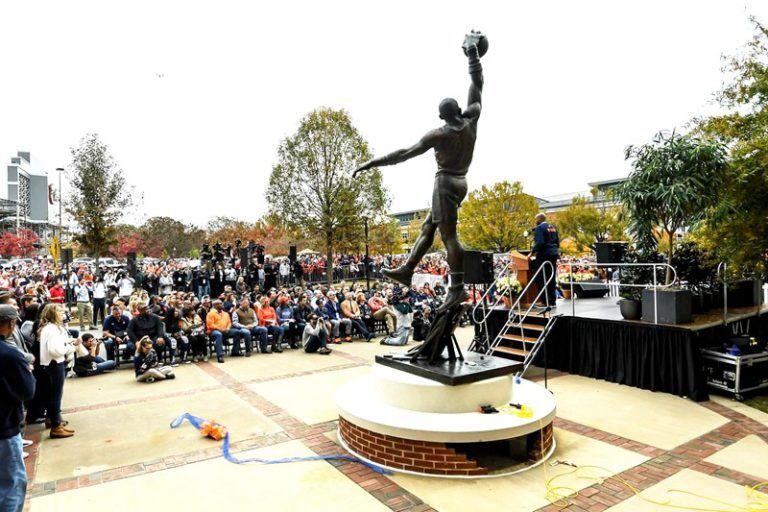 Top 15 Best NBA Statues Around the World- YouFine