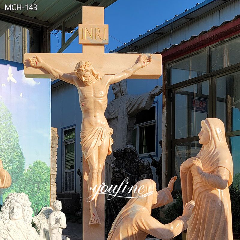 Lebensgroße Jesus-Statue am Kreuz | Station XII