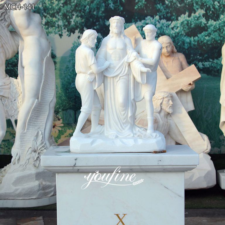 Lebensgroße Marmorstatue: Jesus wird seiner Kleider beraubt